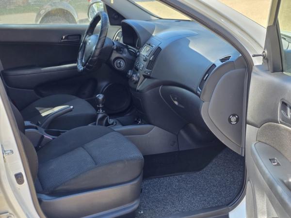 White Hyundai i30 2009 in Riga, with an engine capacity of 1.40 L and mileage of 178 thousand km for 2990 €, photo 8 on AUTOMOTO.COM.LV