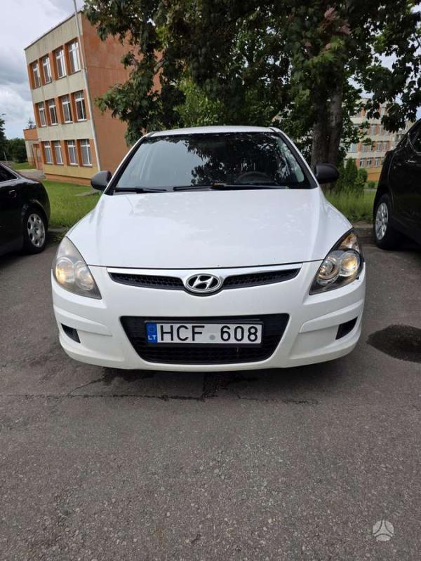 White Hyundai i30 2009 in Elektrenai, with an engine capacity of 1.58 L and mileage of 373 thousand km for 1550 €, photo 1 on AUTOMOTO.COM.LV