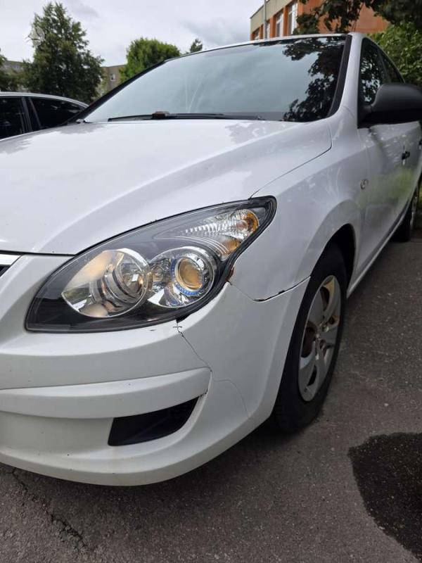 White Hyundai i30 2009 in Elektrenai, with an engine capacity of 1.58 L and mileage of 373 thousand km for 1550 €, photo 2 on AUTOMOTO.COM.LV