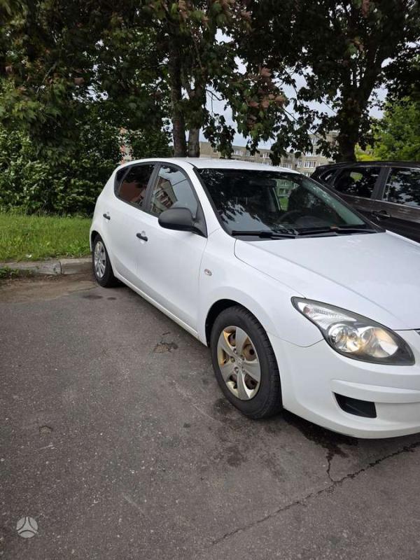 White Hyundai i30 2009 in Elektrenai, with an engine capacity of 1.58 L and mileage of 373 thousand km for 1550 €, photo 3 on AUTOMOTO.COM.LV