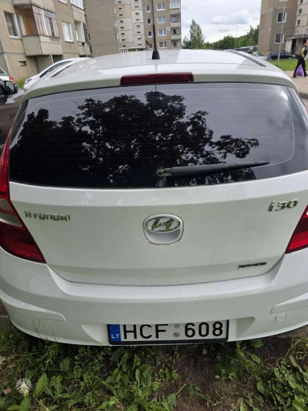 White Hyundai i30 2009 in Elektrenai, with an engine capacity of 1.58 L and mileage of 373 thousand km for 1550 €, photo 4 on AUTOMOTO.COM.LV