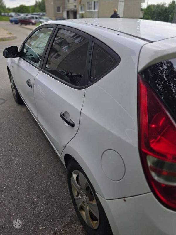 White Hyundai i30 2009 in Elektrenai, with an engine capacity of 1.58 L and mileage of 373 thousand km for 1550 €, photo 5 on AUTOMOTO.COM.LV