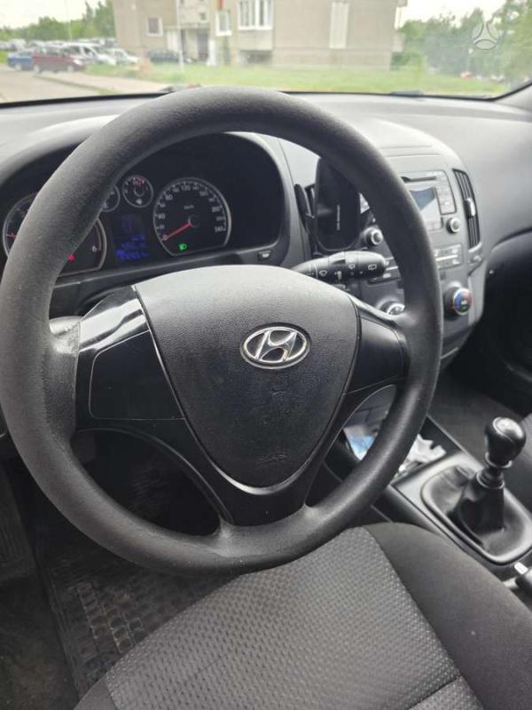 White Hyundai i30 2009 in Elektrenai, with an engine capacity of 1.58 L and mileage of 373 thousand km for 1550 €, photo 9 on AUTOMOTO.COM.LV
