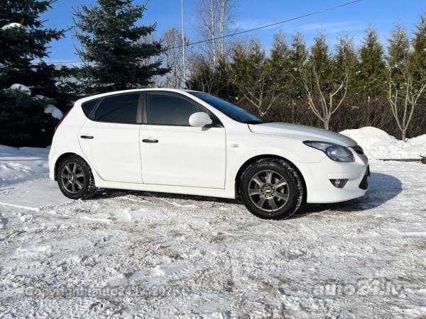 White Hyundai i30 2010 in Tallinn, with an engine capacity of 1.60 L and mileage of 141 thousand km for 3650 €, photo 9 on AUTOMOTO.COM.LV
