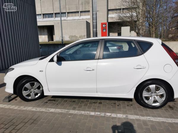Balts Hyundai i30 2010 Viļņa, ar dzinēja tilpumu 1.40 L un nobraukumu 79 tūkst. km par 2000 €, foto 2 vietnē AUTOMOTO.COM.LV