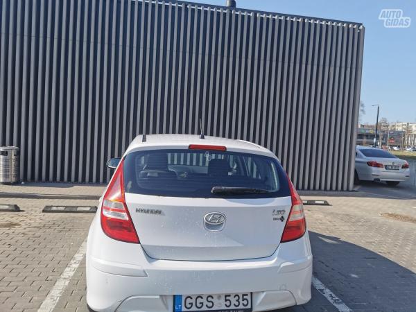 Balts Hyundai i30 2010 Viļņa, ar dzinēja tilpumu 1.40 L un nobraukumu 79 tūkst. km par 2000 €, foto 3 vietnē AUTOMOTO.COM.LV