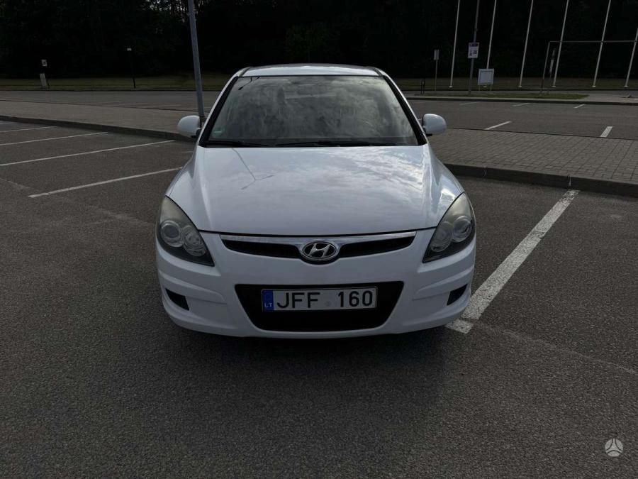 White Hyundai i30 2010 in Vilnius, with an engine capacity of 1.40 L and mileage of 186 thousand km for 2650 €, photo 1 on AUTOMOTO.COM.LV