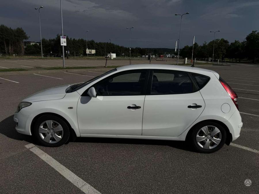 White Hyundai i30 2010 in Vilnius, with an engine capacity of 1.40 L and mileage of 186 thousand km for 2650 €, photo 4 on AUTOMOTO.COM.LV