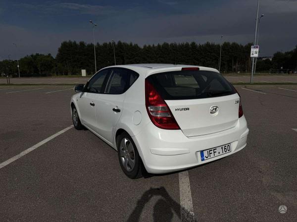 White Hyundai i30 2010 in Vilnius, with an engine capacity of 1.40 L and mileage of 186 thousand km for 2650 €, photo 4 on AUTOMOTO.COM.LV