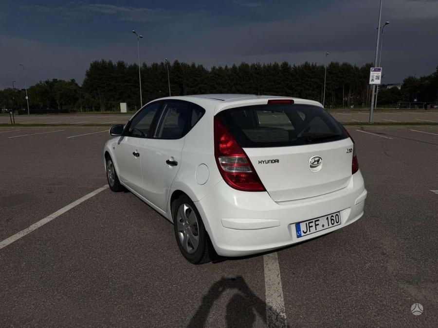 White Hyundai i30 2010 in Vilnius, with an engine capacity of 1.40 L and mileage of 186 thousand km for 2650 €, photo 5 on AUTOMOTO.COM.LV