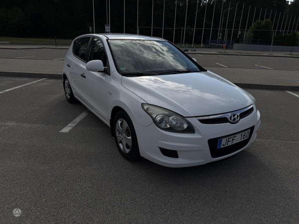 White Hyundai i30 2010 in Vilnius, with an engine capacity of 1.40 L and mileage of 186 thousand km for 2650 €, photo 5 on AUTOMOTO.COM.LV