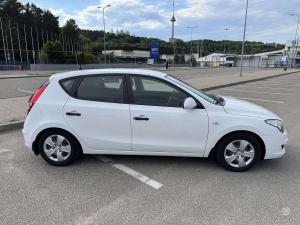 White Hyundai i30 2010 in Vilnius, with an engine capacity of 1.40 L and mileage of 186 thousand km for 2650 €, photo 7 on AUTOMOTO.COM.LV