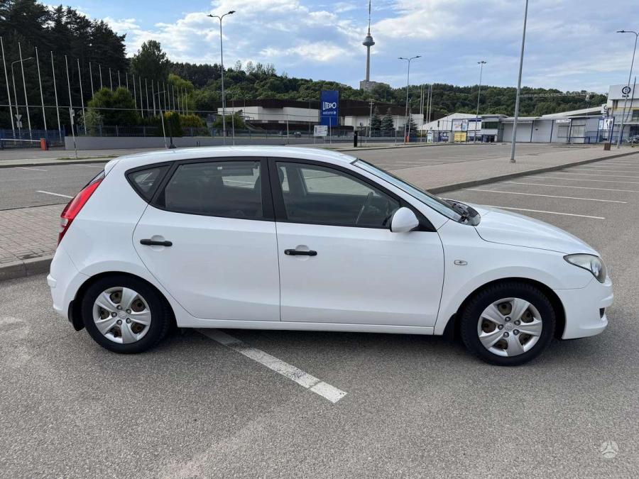 White Hyundai i30 2010 in Vilnius, with an engine capacity of 1.40 L and mileage of 186 thousand km for 2650 €, photo 7 on AUTOMOTO.COM.LV