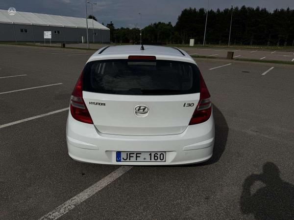 White Hyundai i30 2010 in Vilnius, with an engine capacity of 1.40 L and mileage of 186 thousand km for 2650 €, photo 8 on AUTOMOTO.COM.LV