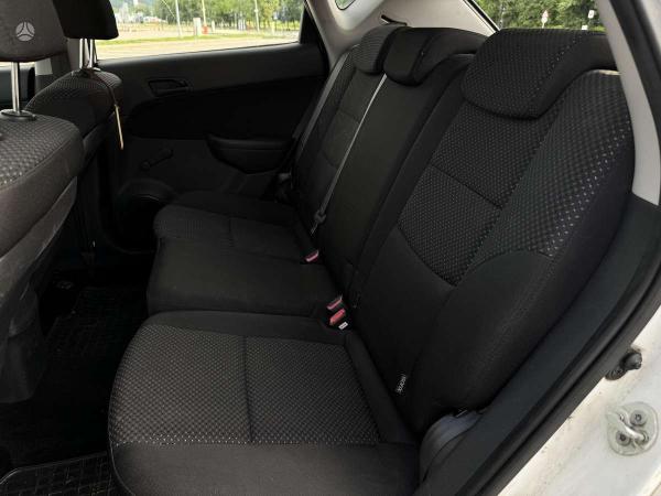 White Hyundai i30 2010 in Vilnius, with an engine capacity of 1.40 L and mileage of 186 thousand km for 2650 €, photo 9 on AUTOMOTO.COM.LV