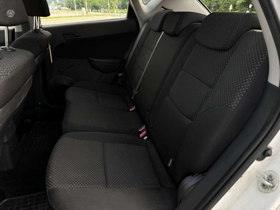 White Hyundai i30 2010 in Vilnius, with an engine capacity of 1.40 L and mileage of 186 thousand km for 2650 €, photo 10 on AUTOMOTO.COM.LV
