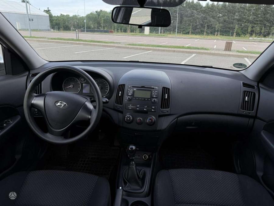 White Hyundai i30 2010 in Vilnius, with an engine capacity of 1.40 L and mileage of 186 thousand km for 2650 €, photo 12 on AUTOMOTO.COM.LV