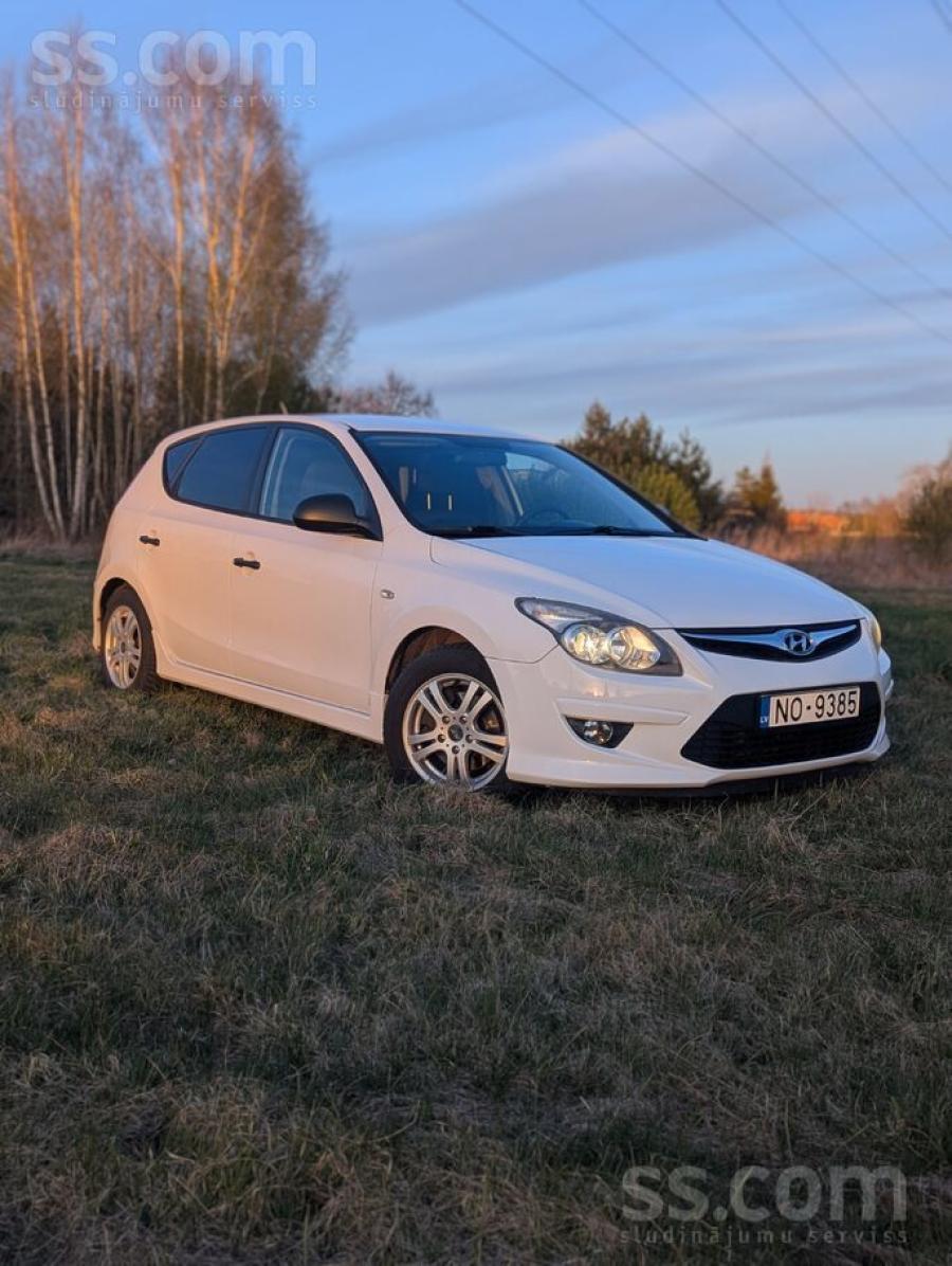 Balts Hyundai i30 2011 Ogre, ar dzinēja tilpumu 1.40 L un nobraukumu 123 tūkst. km par 3200 €, foto 4 vietnē AUTOMOTO.COM.LV
