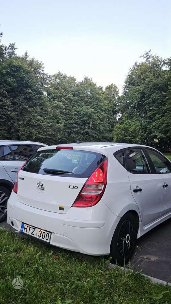 White Hyundai i30 2011 in Klaipeda, with an engine capacity of 1.40 L and mileage of 170 thousand km for 3350 €, photo 2 on AUTOMOTO.COM.LV