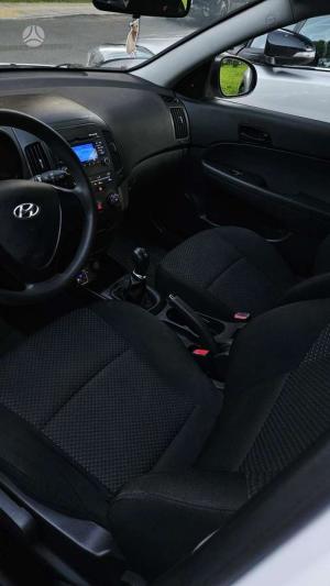 White Hyundai i30 2011 in Klaipeda, with an engine capacity of 1.40 L and mileage of 170 thousand km for 3350 €, photo 6 on AUTOMOTO.COM.LV