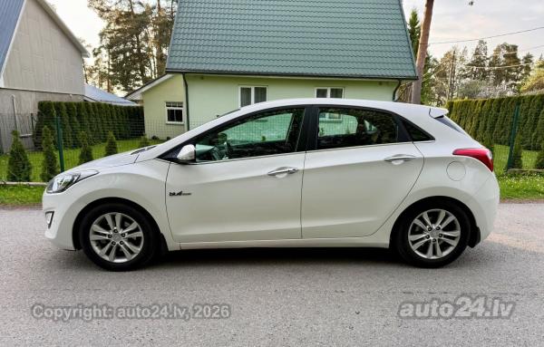 White Hyundai i30 2012 in Tallinn, with an engine capacity of 1.60 L and mileage of 239 thousand km for 3490 €, photo 7 on AUTOMOTO.COM.LV