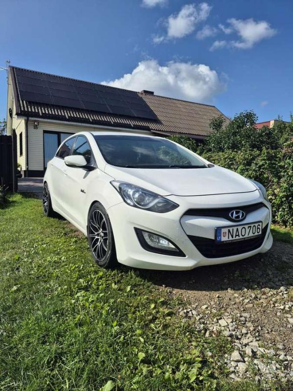 White Hyundai i30 2013 in Siauliai, with an engine capacity of 1.58 L and mileage of 271 thousand km for 4200 €, photo 3 on AUTOMOTO.COM.LV