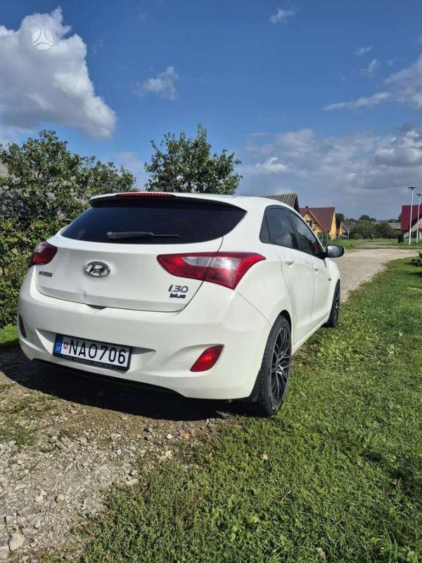 White Hyundai i30 2013 in Siauliai, with an engine capacity of 1.58 L and mileage of 271 thousand km for 4200 €, photo 4 on AUTOMOTO.COM.LV