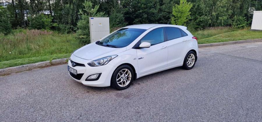 White Hyundai i30 2014 in Kaunas, with an engine capacity of 1.40 L and mileage of 275 thousand km for 2500 €, photo 2 on AUTOMOTO.COM.LV