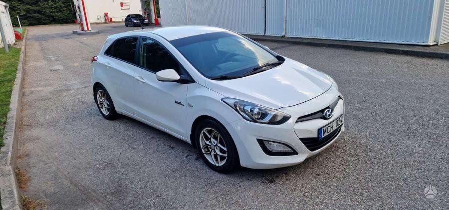 White Hyundai i30 2014 in Kaunas, with an engine capacity of 1.40 L and mileage of 275 thousand km for 2500 €, photo 3 on AUTOMOTO.COM.LV