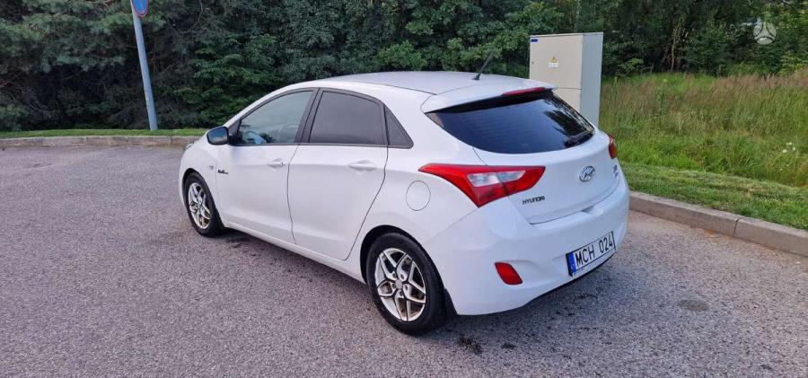White Hyundai i30 2014 in Kaunas, with an engine capacity of 1.40 L and mileage of 275 thousand km for 2500 €, photo 4 on AUTOMOTO.COM.LV