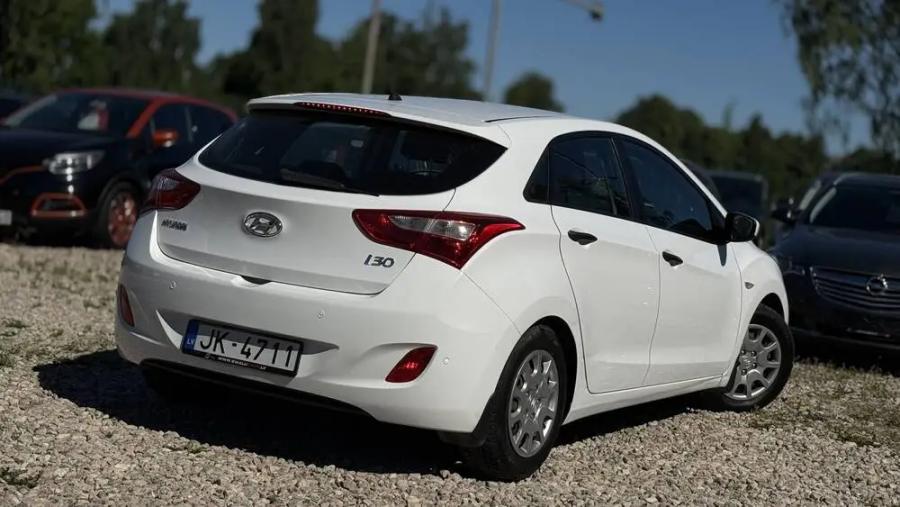 Balts Hyundai i30 2014 Jelgava, ar dzinēja tilpumu 1.40 L un nobraukumu 188 tūkst. km par 3590 €, foto 4 vietnē AUTOMOTO.COM.LV