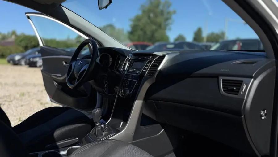 Balts Hyundai i30 2014 Jelgava, ar dzinēja tilpumu 1.40 L un nobraukumu 188 tūkst. km par 3590 €, foto 9 vietnē AUTOMOTO.COM.LV