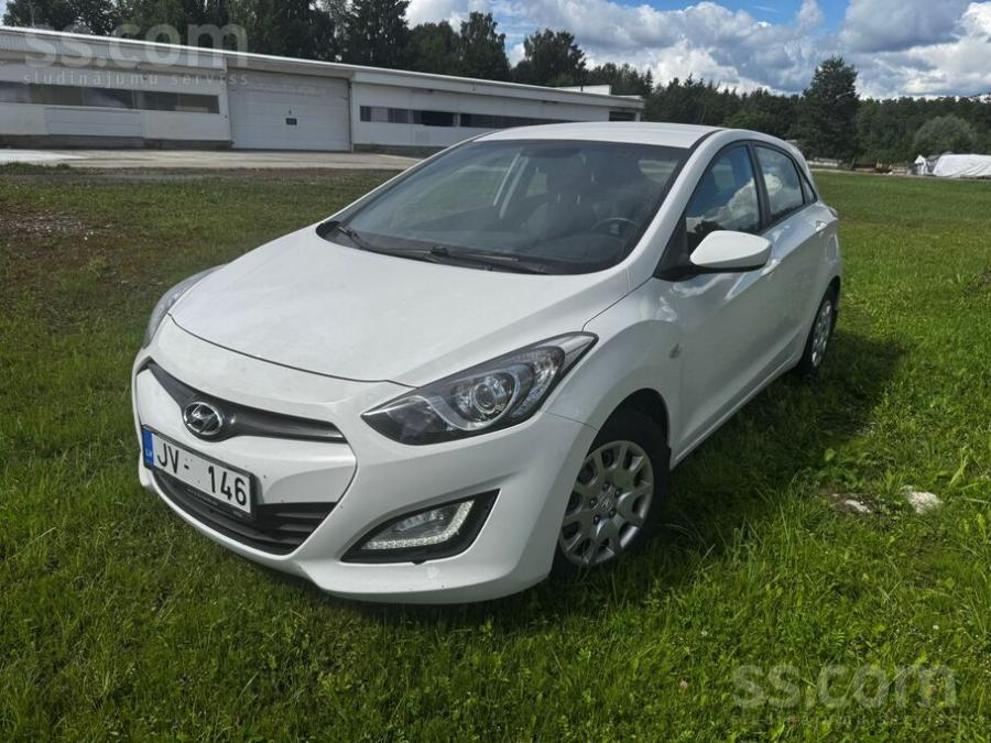 White Hyundai i30 2014 in Riga, with an engine capacity of 1.40 L and mileage of 185 thousand km for 3900 €, photo 1 on AUTOMOTO.COM.LV