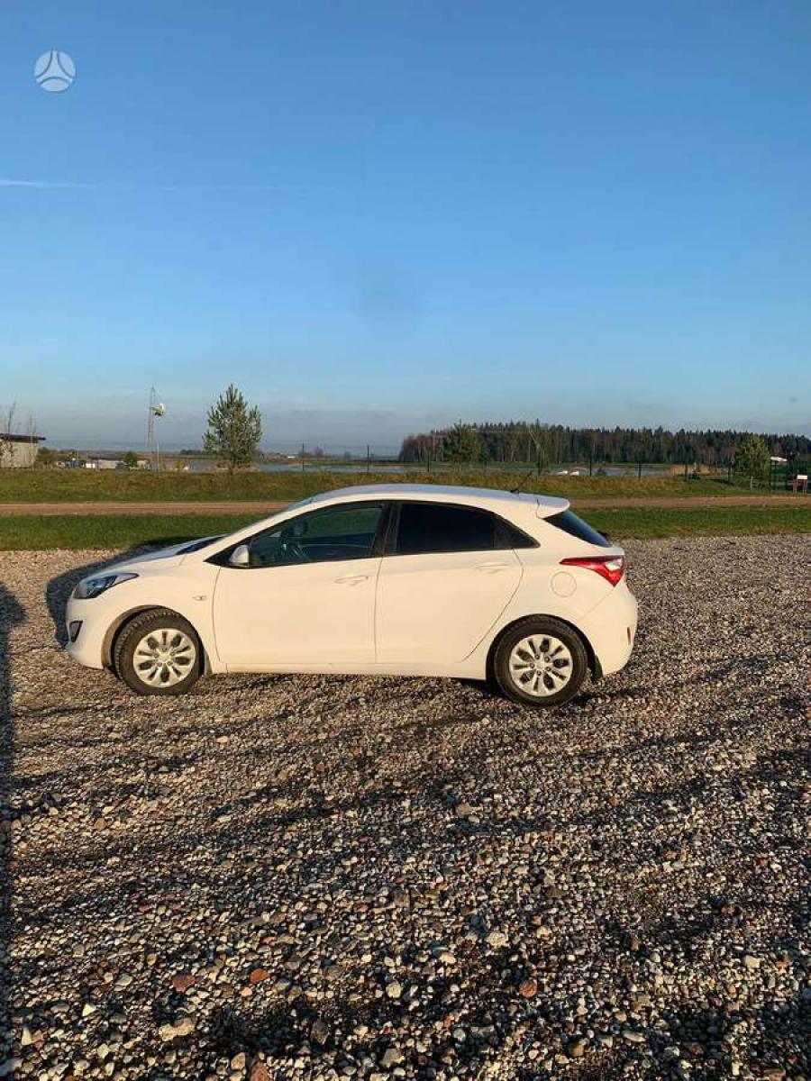 White Hyundai i30 2016 in Klaipeda, with an engine capacity of 1.40 L and mileage of 207 thousand km for 5300 €, photo 4 on AUTOMOTO.COM.LV