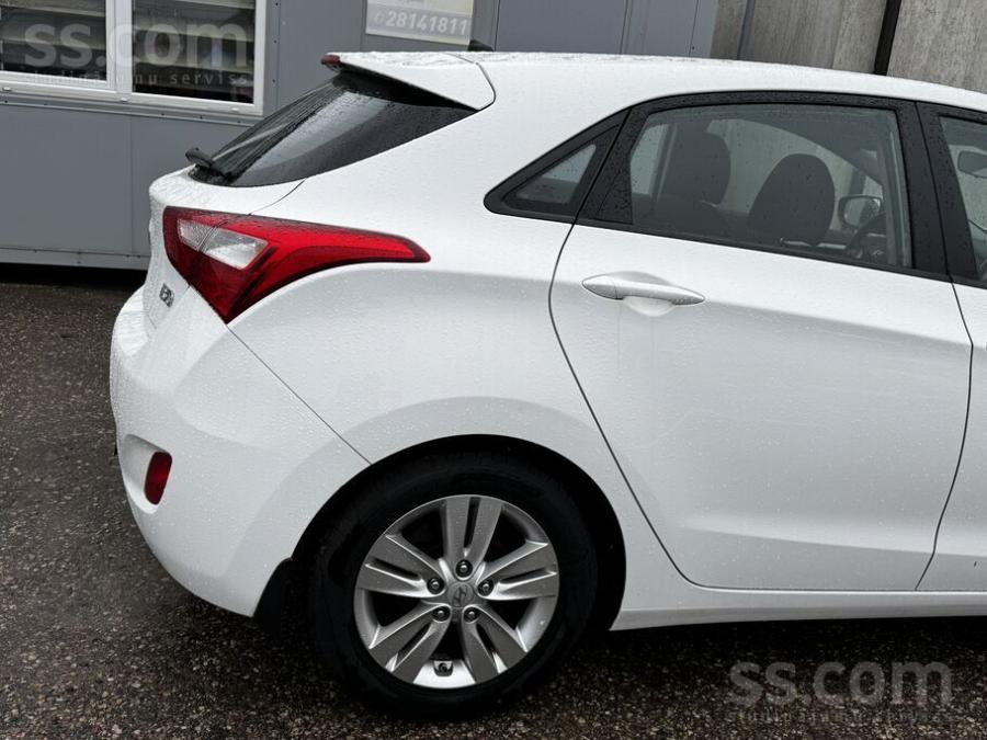 White Hyundai i30 2016 in Daugavpils, with an engine capacity of 1.40 L and mileage of 0 thousand km for 5950 €, photo 8 on AUTOMOTO.COM.LV