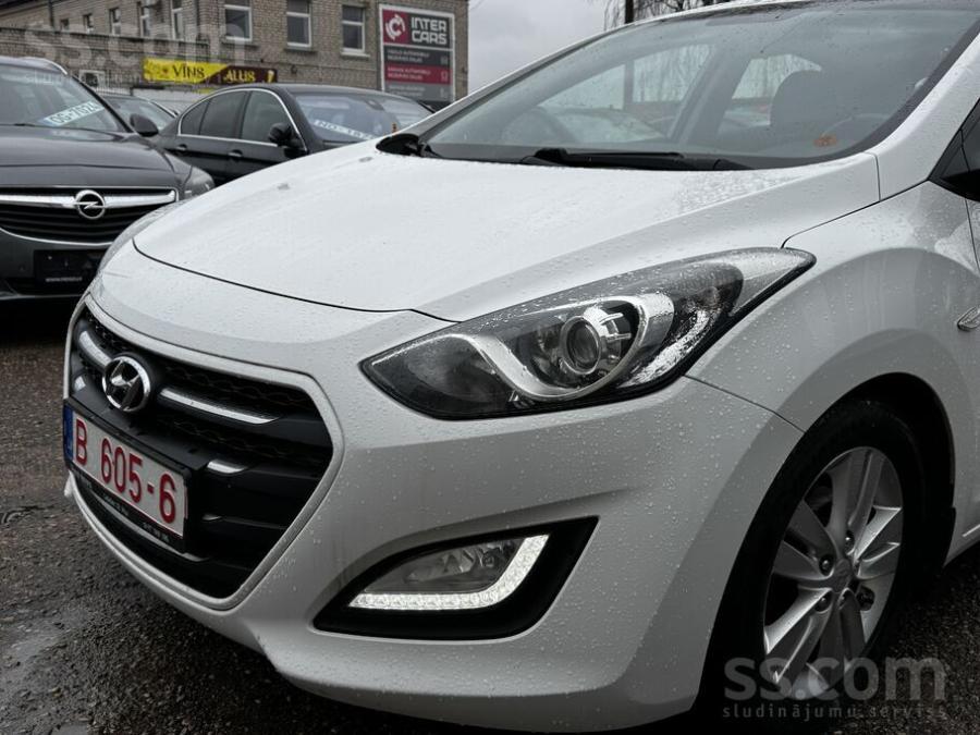 White Hyundai i30 2016 in Daugavpils, with an engine capacity of 1.40 L and mileage of 0 thousand km for 5950 €, photo 10 on AUTOMOTO.COM.LV