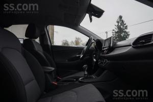 White Hyundai i30 2017 in Riga, with an engine capacity of 1.40 L and mileage of 203 thousand km for 6990 €, photo 5 on AUTOMOTO.COM.LV