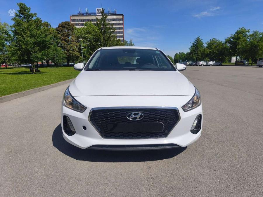 White Hyundai i30 2017 in Alytus, with an engine capacity of 1.35 L and mileage of 107 thousand km for 9500 €, photo 4 on AUTOMOTO.COM.LV