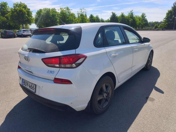 Hyundai i30 2017 AlÄ«ta vietnÄ Balts Hyundai i30 2017 AlÄ«ta, ar dzinÄja tilpumu 1.35 L un nobraukumu 107 tÅ«kst. km par 9500 ā¬, foto 7 vietnÄ AUTOMOTO.COM.LV
