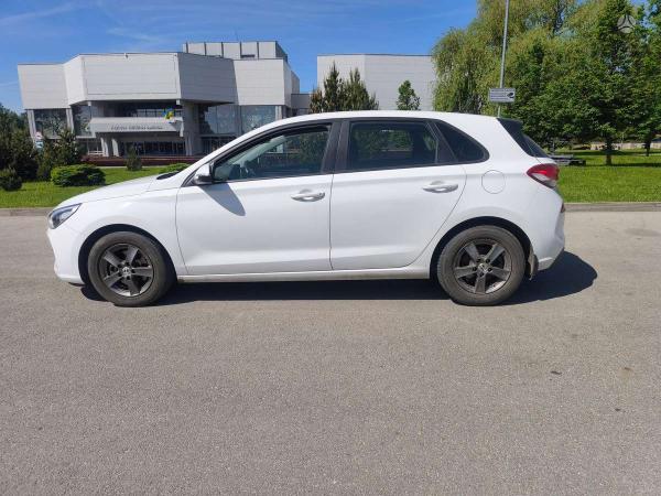 Hyundai i30 2017 AlÄ«ta vietnÄ Balts Hyundai i30 2017 AlÄ«ta, ar dzinÄja tilpumu 1.35 L un nobraukumu 107 tÅ«kst. km par 9500 ā¬, foto 9 vietnÄ AUTOMOTO.COM.LV