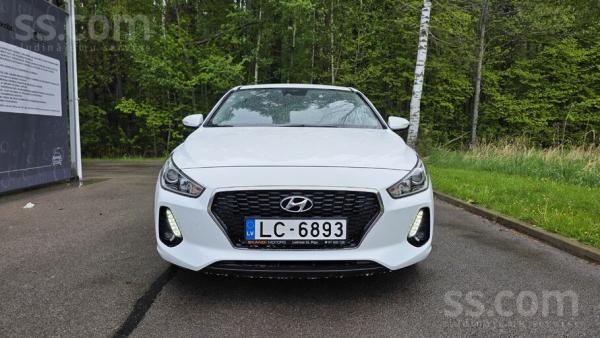 White Hyundai i30 2018 in Riga, with an engine capacity of 1.60 L and mileage of 147 thousand km for 7180 €, photo 2 on AUTOMOTO.COM.LV