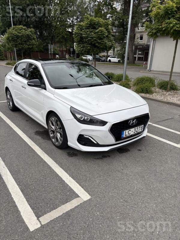 Белый Хендай i30 2018 в Рига, объемом двигателя 1.40 л и пробегом 105 тыс. км за 13790 €, фото 1 на AUTOMOTO.COM.LV