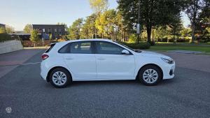 White Hyundai i30 2018 in Ukmerge, with an engine capacity of 1.37 L and mileage of 204 thousand km for 5900 €, photo 5 on AUTOMOTO.COM.LV
