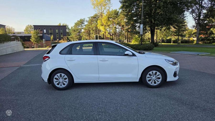 White Hyundai i30 2018 in Ukmerge, with an engine capacity of 1.37 L and mileage of 204 thousand km for 5900 €, photo 5 on AUTOMOTO.COM.LV
