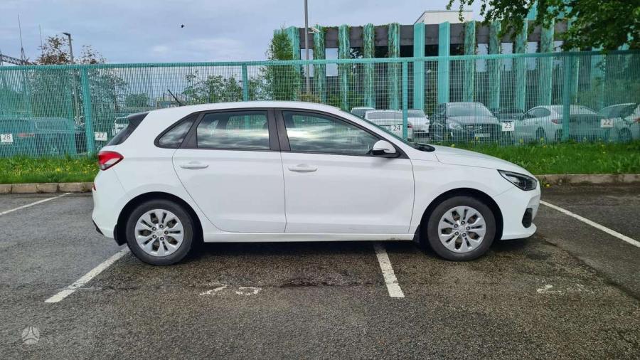 White Hyundai i30 2018 in Ukmerge, with an engine capacity of 1.37 L and mileage of 204 thousand km for 5900 €, photo 8 on AUTOMOTO.COM.LV