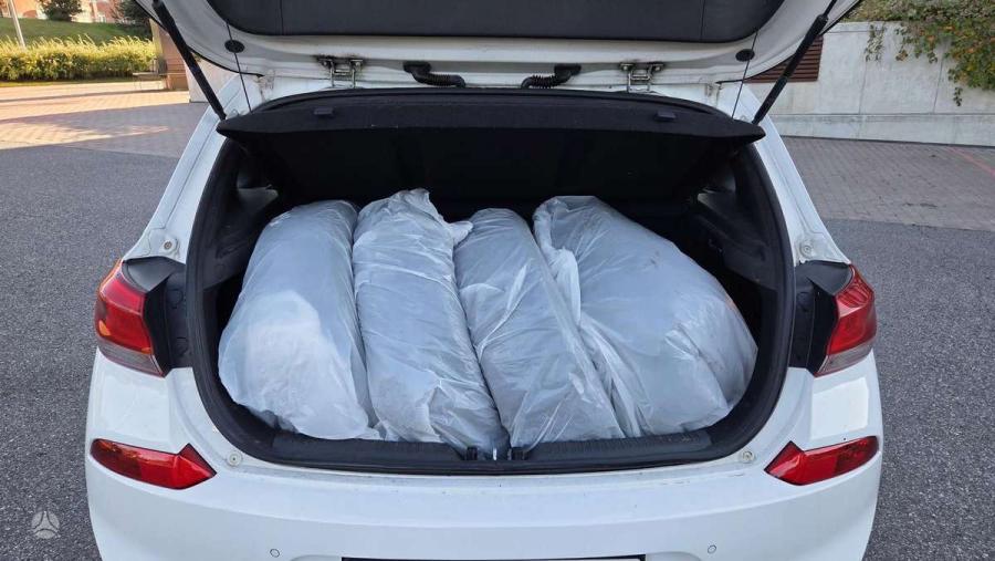 White Hyundai i30 2018 in Ukmerge, with an engine capacity of 1.37 L and mileage of 204 thousand km for 5900 €, photo 9 on AUTOMOTO.COM.LV