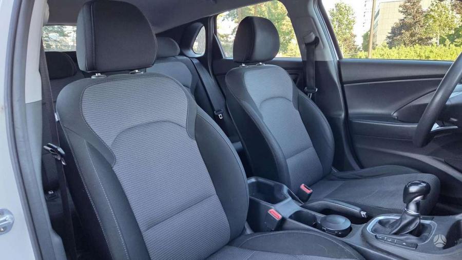 White Hyundai i30 2018 in Ukmerge, with an engine capacity of 1.37 L and mileage of 204 thousand km for 5900 €, photo 10 on AUTOMOTO.COM.LV