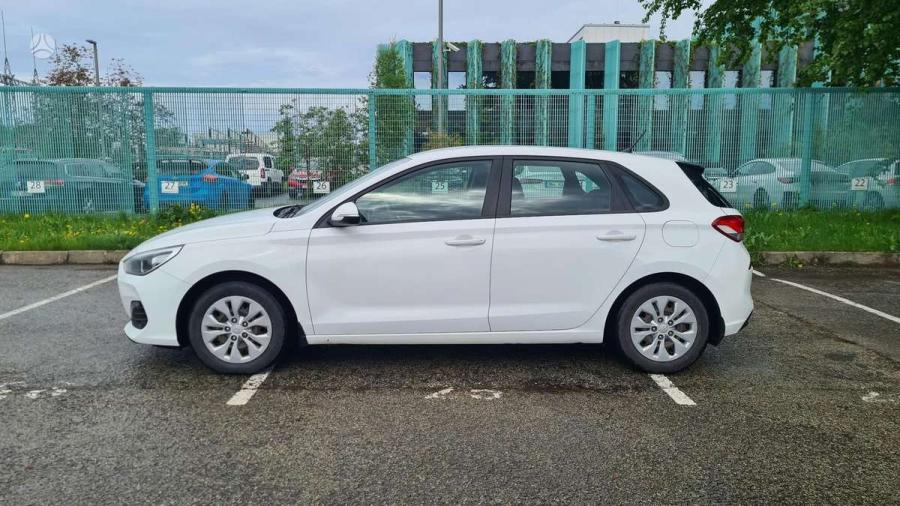 White Hyundai i30 2018 in Ukmerge, with an engine capacity of 1.37 L and mileage of 204 thousand km for 5900 €, photo 14 on AUTOMOTO.COM.LV