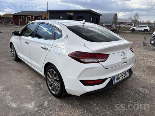 Balts Hyundai i30 2019 Rīga, ar dzinēja tilpumu 1.40 L un nobraukumu 130 tūkst. km par 10300 €, foto 4 vietnē AUTOMOTO.COM.LV