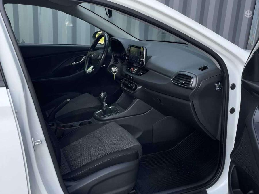 White Hyundai i30 2019 in Vilnius, with an engine capacity of 1.37 L and mileage of 77 thousand km for 7990 €, photo 9 on AUTOMOTO.COM.LV